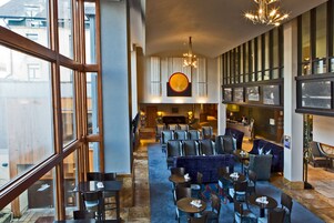 2 restaurantes: servem pequenos-almoços, almoços, jantares e brunches