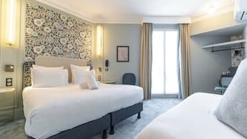 Quarto Triplo Deluxe | Minibar, cofre no quarto, com mobília individualizada, secretária