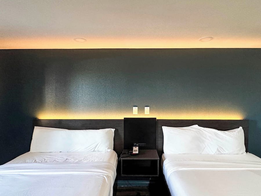 Suíte standard, 2 camas Queen, para não fumantes | Escrivaninha, cortinas blackout, Wi-Fi de cortesia, roupa de cama