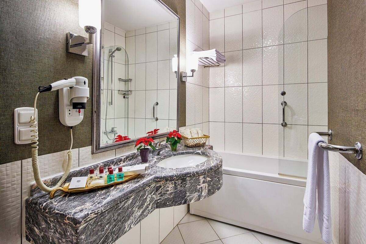 Casa de banho | Artigos de higiene pessoal grátis, um secador de cabelo, chinelos 