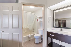 Quarto casal standard, 2 camas de casal, para não fumantes | Banheiro | Chuveiro/banheira combinados, secador de cabelo, toalhas de banho 