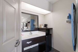 Chuveiro/banheira combinados, secador de cabelo, toalhas de banho 