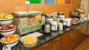 Disposição de buffet com diversos alimentos e comodidades.