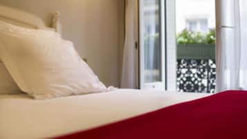 Roupa de alta qualidade, cofre no quarto, secretária