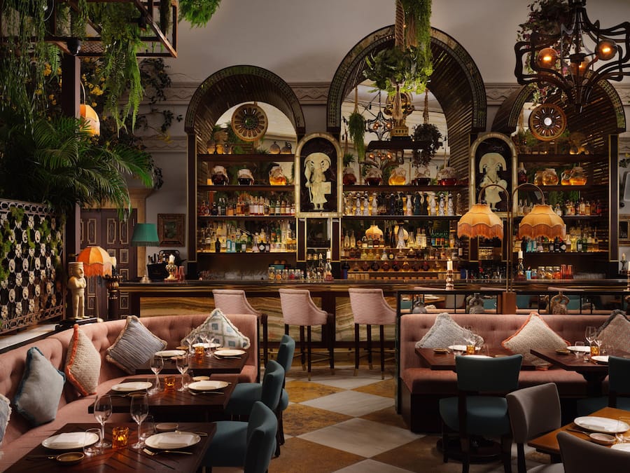 20 restaurantes, que servem almoços, jantares, também cozinha japonesa