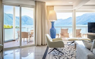 Roupas de cama premium, edredons de pluma, frigobar, cofres nos quartos