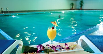 Piscina interior, espreguiçadeiras 