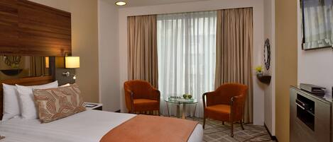 Roupas de cama premium, frigobar, cofres nos quartos, escrivaninha