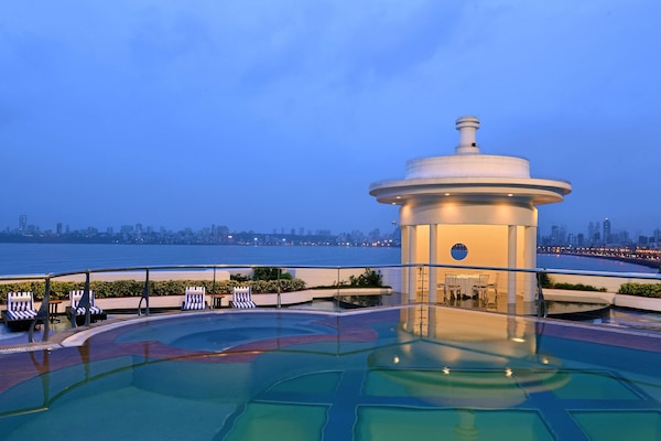 Piscina exterior, guarda-sóis