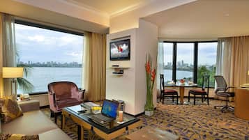 Suite, 1 cama de casal (Special) | Roupa de alta qualidade, minibar, cofre no quarto, secretária