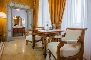 Suite Executiva | Roupa de alta qualidade, minibar, cofre no quarto 