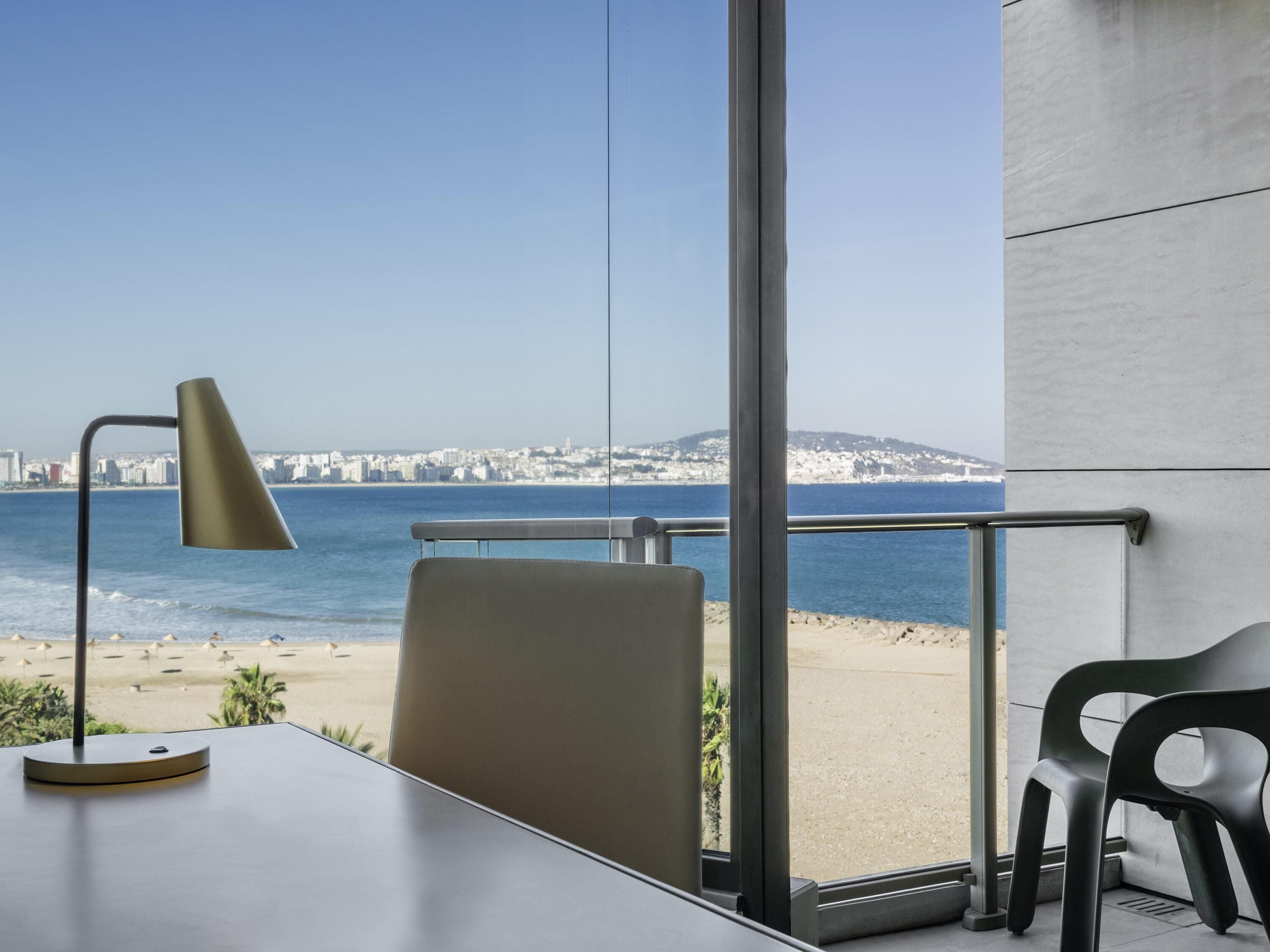Minibar, cofre no quarto, secretária 
