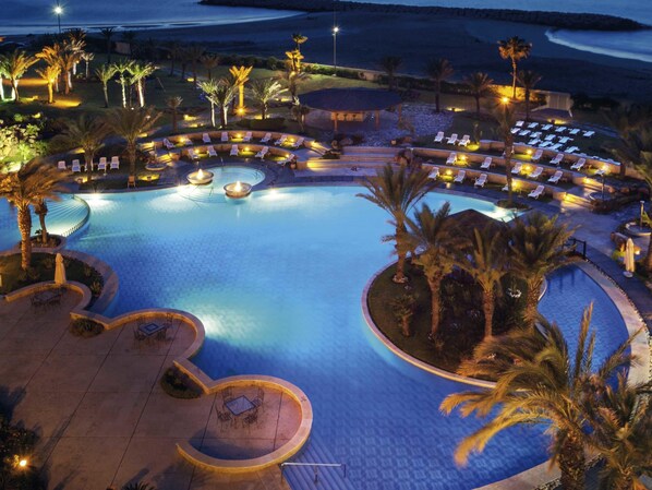 Piscina exterior, guarda-sóis, espreguiçadeiras 