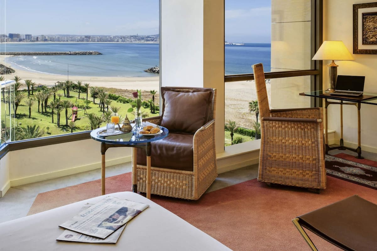 Quarto luxo, 1 cama King, vista para o mar | Frigobar, cofres nos quartos, escrivaninha