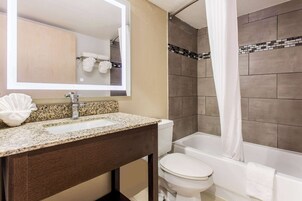 Quarto Standard, 2 camas queen-size, não fumadores | Lençóis de algodão egípcio, roupa de alta qualidade, edredões de penas 