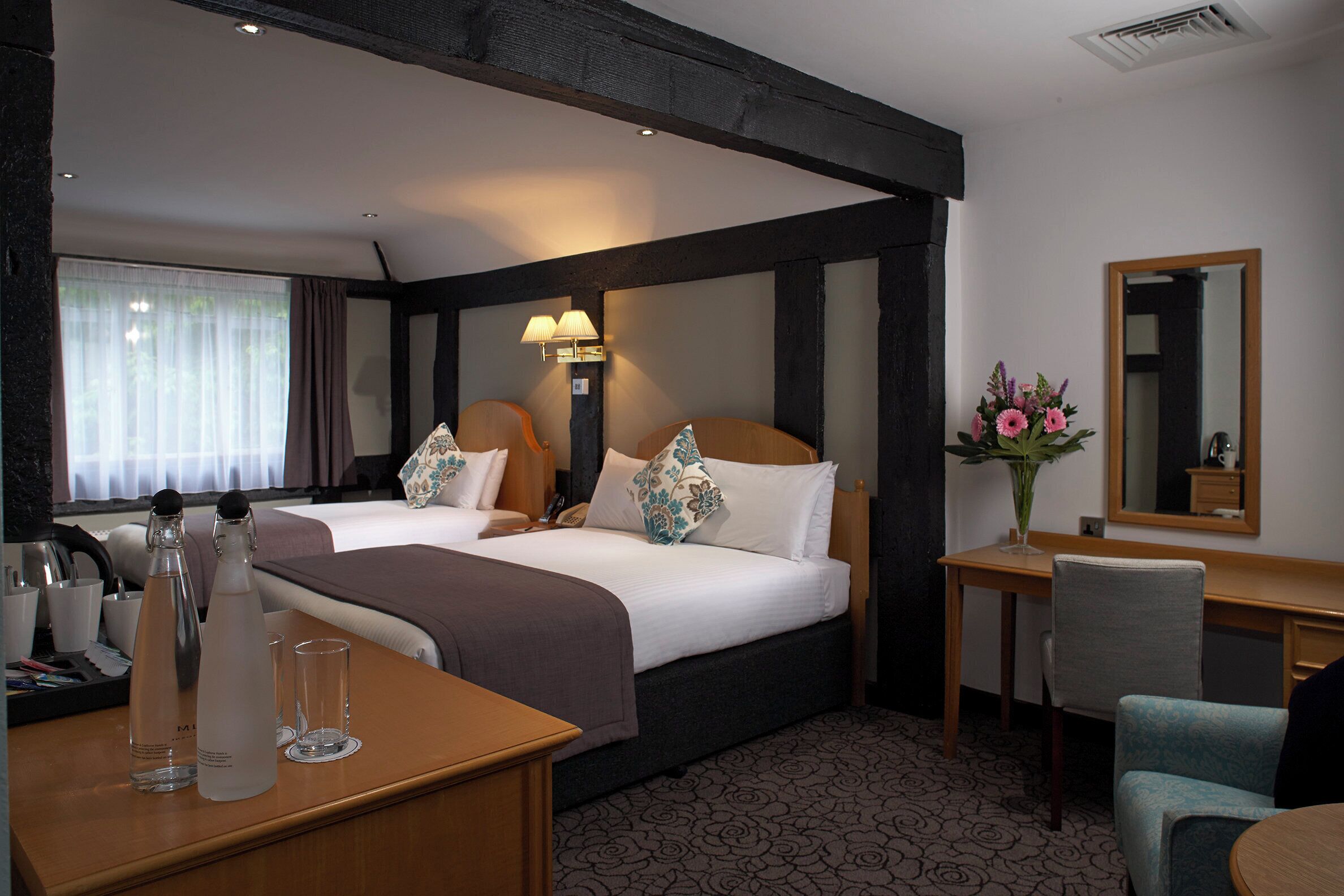 Cofres nos quartos, escrivaninha, cortinas blackout