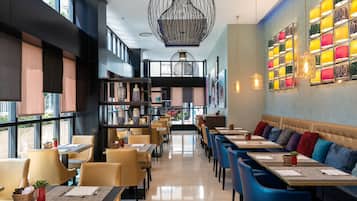 Pequeno-almoço tipo buffet diário (15 EUR por pessoa)