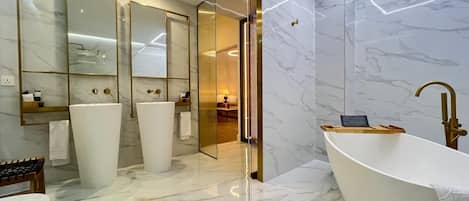 Suite-Estúdio Premium | Casa de banho | Artigos de higiene pessoal grátis, um secador de cabelo