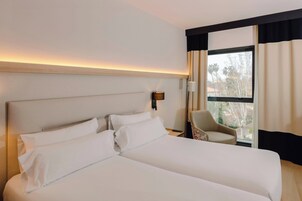 Frigobar, cofres nos quartos, escrivaninha, cortinas blackout