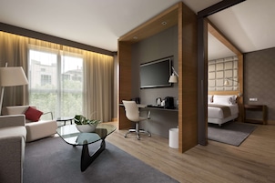 Minibar, cofre no quarto, secretária, cortinas/cortinados opacos