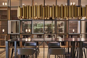 Almoços e jantares servidos, incluindo cozinha mediterrânica