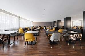 Pequeno-almoço tipo buffet diário (13 EUR por pessoa)