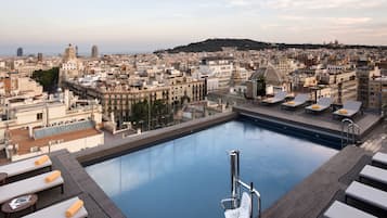 Piscina externa, funciona das 8h às 20h, guarda-sóis, espreguiçadeiras