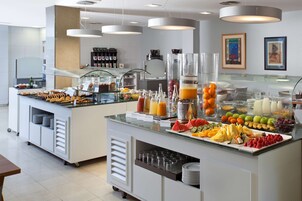 Pequeno-almoço tipo buffet diário mediante uma taxa