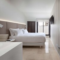 Minibar, cofre no quarto, secretária, camas desdobráveis