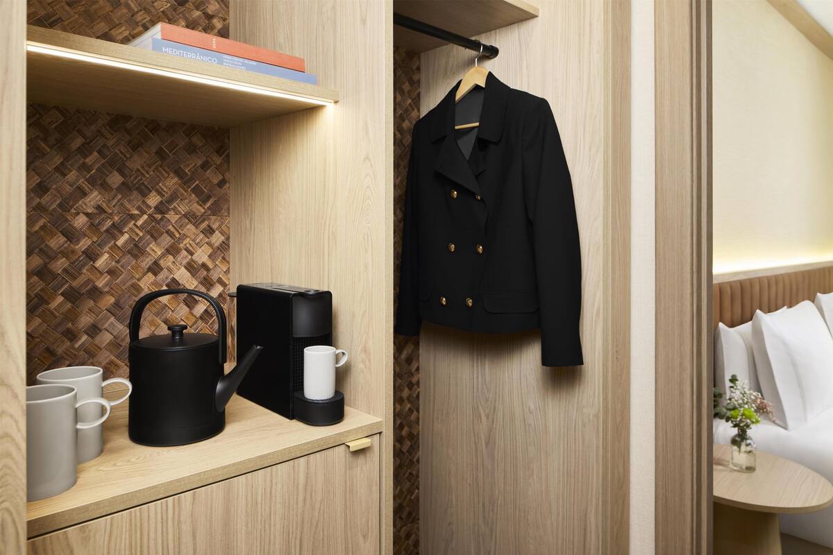 Roupa de alta qualidade, minibar, cofre com capacidade para portátil 