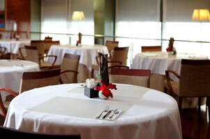 Pequeno-almoço tipo buffet diário mediante uma taxa