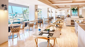 Café da manhã com buffet todos os dias mediante uma taxa