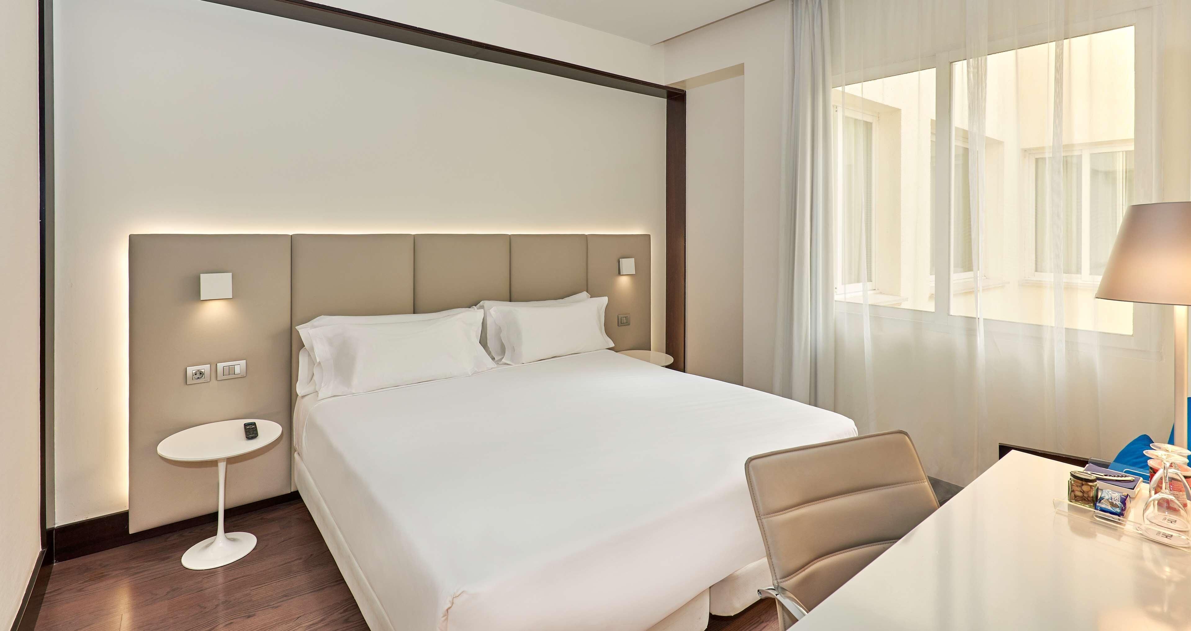 Roupa de alta qualidade, minibar, cofre no quarto, secretária 