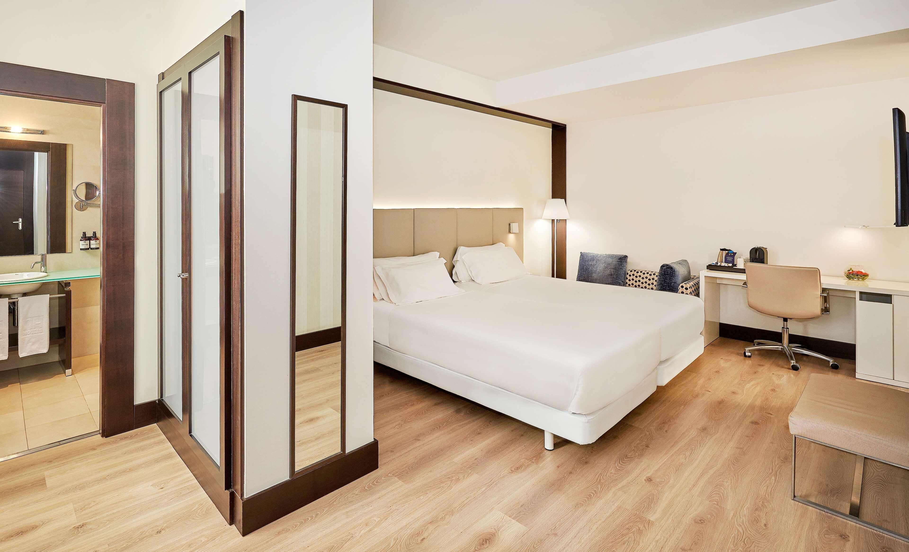 Roupa de alta qualidade, minibar, cofre no quarto, secretária 
