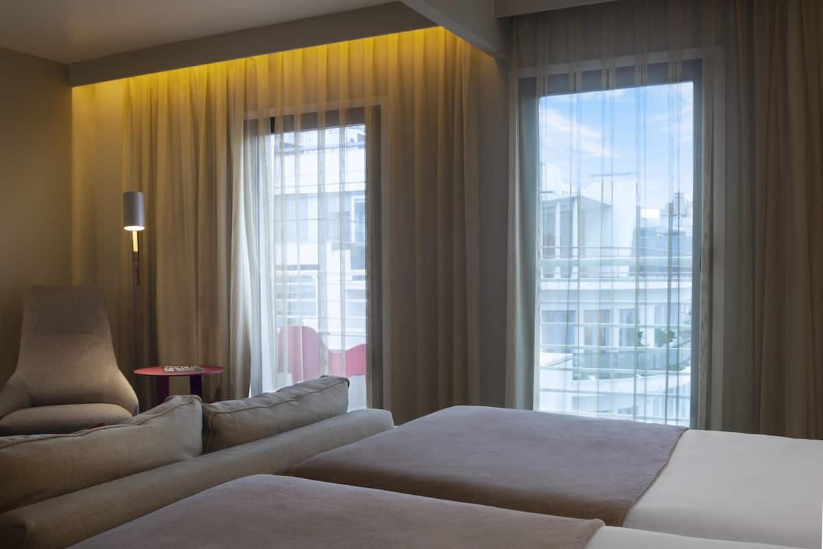 Roupa de alta qualidade, minibar, cofre no quarto, secretária