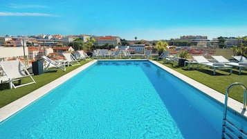 Piscina exterior, espreguiçadeiras