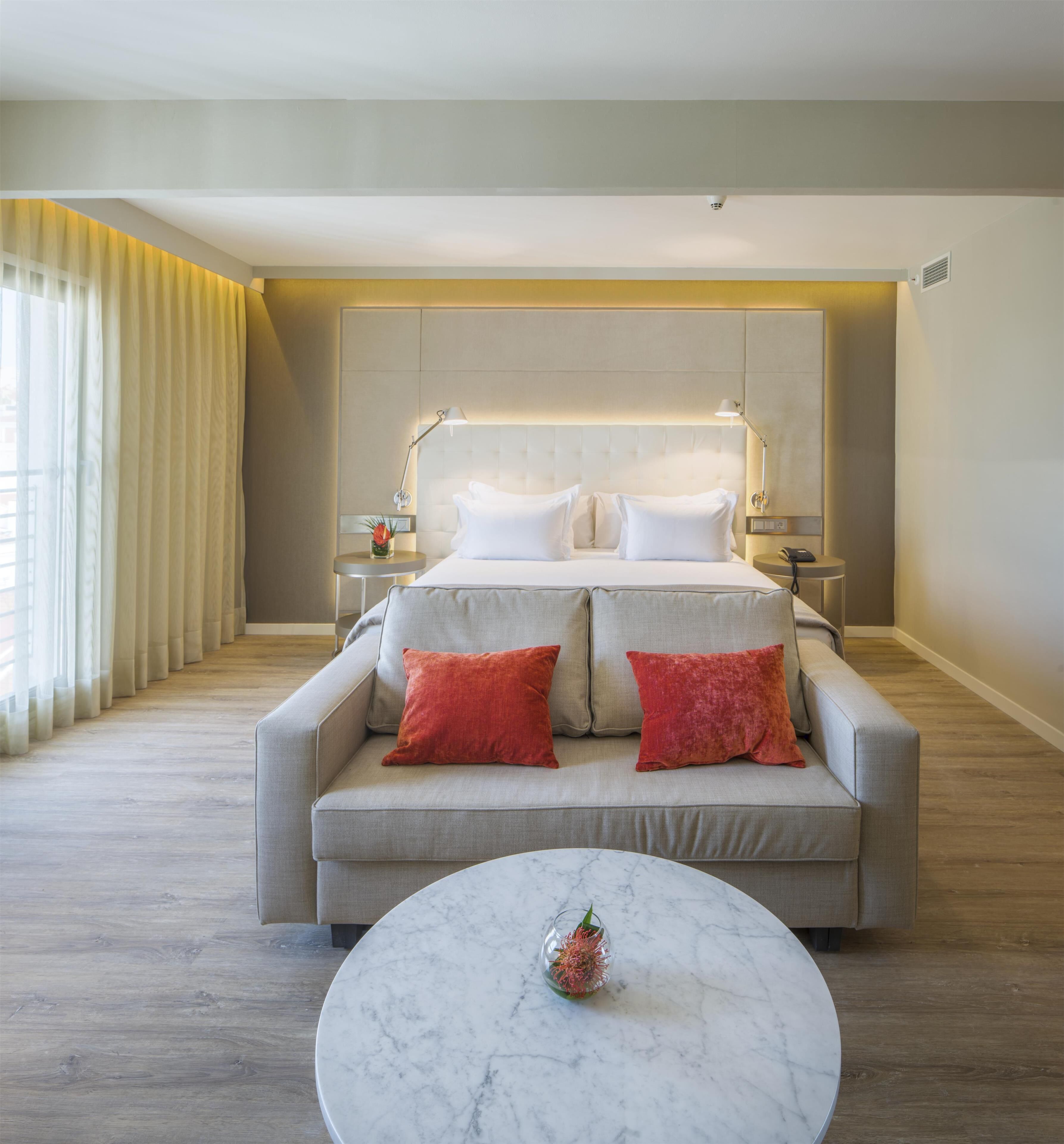 Roupa de alta qualidade, minibar, cofre no quarto, secretária 