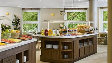 Pequeno-almoço tipo buffet diário mediante uma taxa