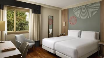 Edredons de pluma, cofres nos quartos, escrivaninha, cortinas blackout