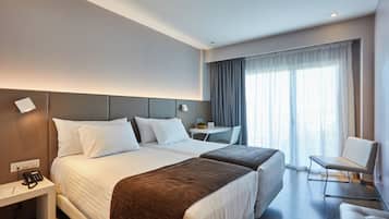 Habitación Estándar Deluxe | Minibar, cofre no quarto, com decoração personalizada, secretária