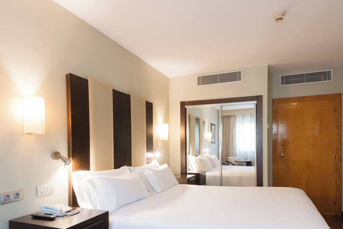 Minibar, cofre no quarto, secretária 