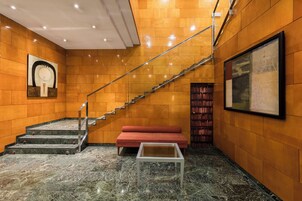 Área de estar no saguão