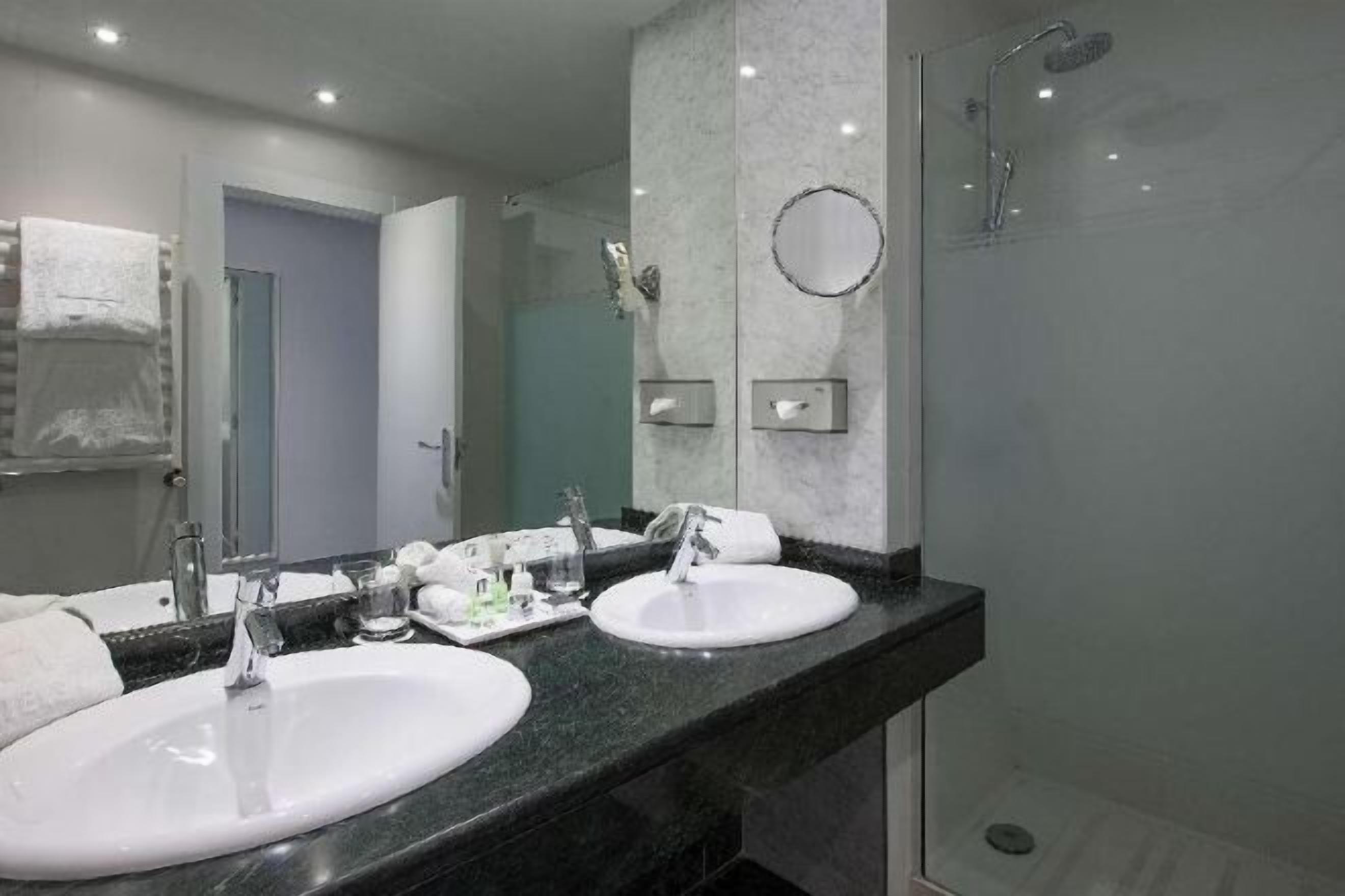 Banheiro | Produtos de toalete biodegradáveis, secador de cabelo, toalhas de banho 