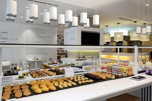 Pequeno-almoço tipo buffet mediante uma taxa nos dias úteis 