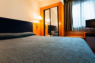 Cofre no quarto, secretária, cortinas/cortinados opacos, Wi-fi grátis 