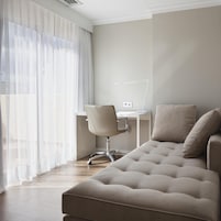 Minibar, cofre no quarto, secretária, cortinas/cortinados opacos