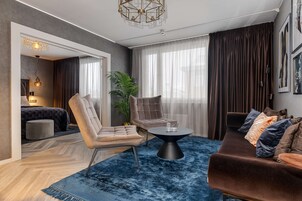 Suite, 1 cama king-size, não fumadores | Cofre com capacidade para portátil, com decoração personalizada 