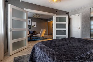 Suite, 1 cama king-size, não fumadores | Cofre com capacidade para portátil, com decoração personalizada
