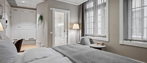 Quarto Superior, 1 cama de casal | Secretária, cortinas/cortinados opacos, roupa de cama fornecida