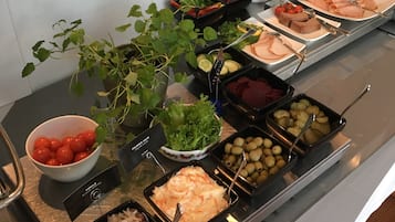 Café da manhã com buffet grátis todos os dias